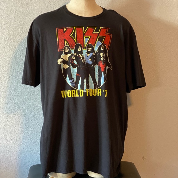 Hot Topic | Shirts | Hot Topic Kiss Graphic Tshirt | Poshmark